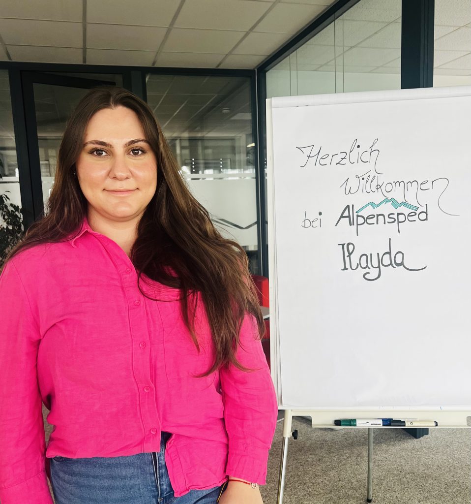 Unsere neue Auszubildende | Alpensped